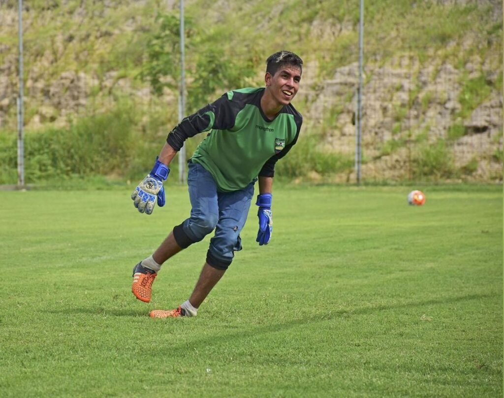 Gianluca Espinoza renueva con Emelec hasta finales de 2025 - El Crack